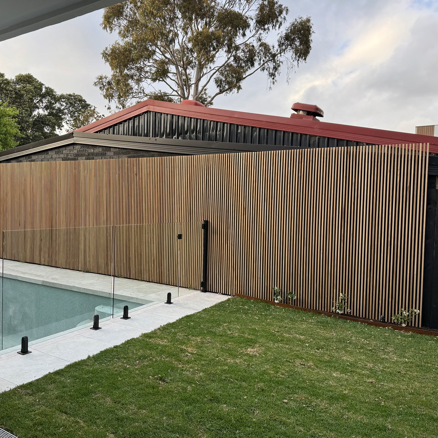 WOODFLEX Flexible Outdoor Hard Wood Batten Pool Fence Cladding - Oak ...